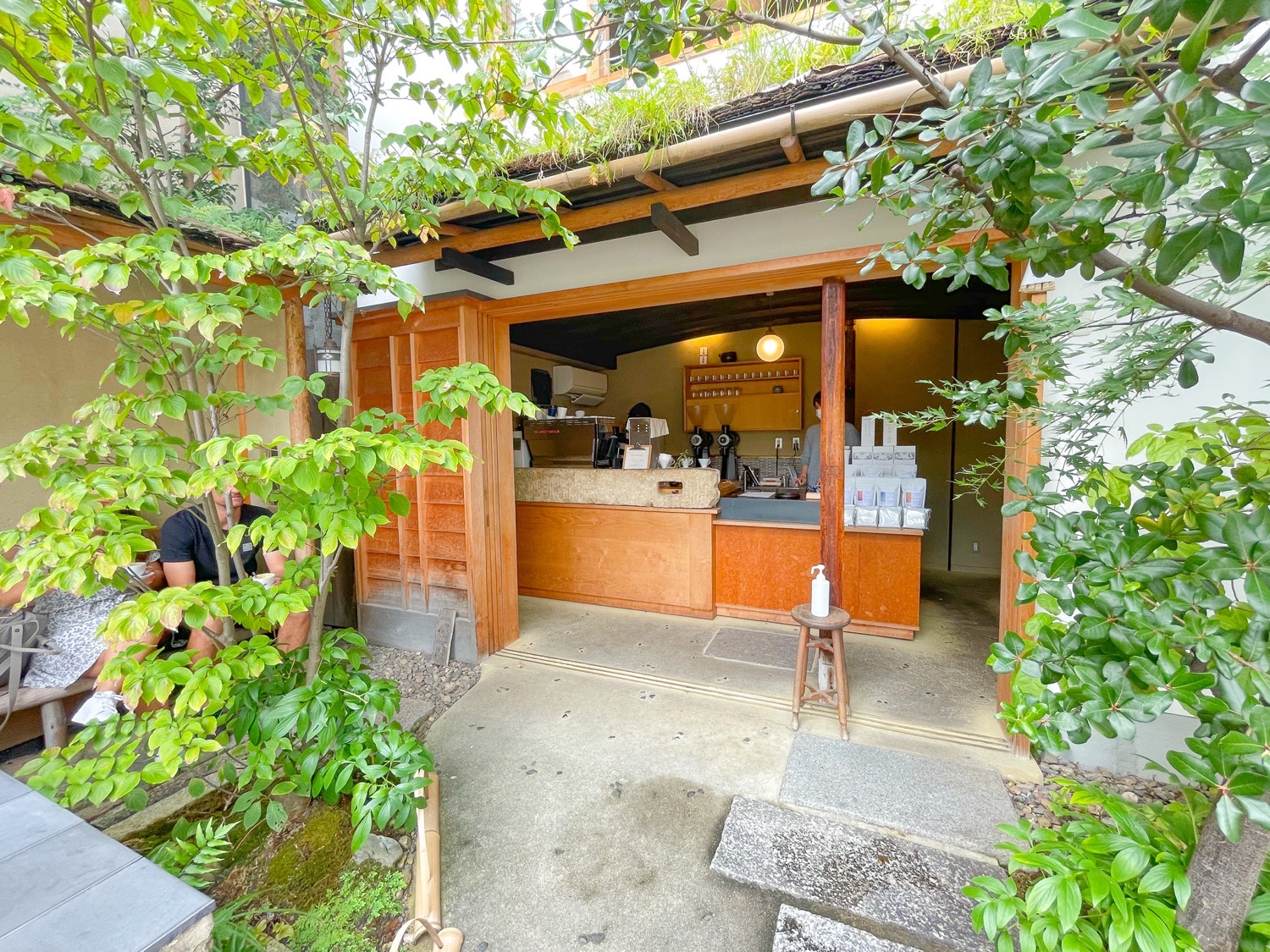 WEEKENDERS COFFEE TOMINOKOJI｜ウイークエンダーズコーヒー富小路[京都市中京区／烏丸駅・河原町駅]駐車場奥にたたずむ ...